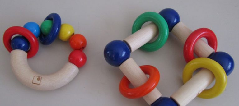 Le hochet, le jouet incontournable pour un bébé